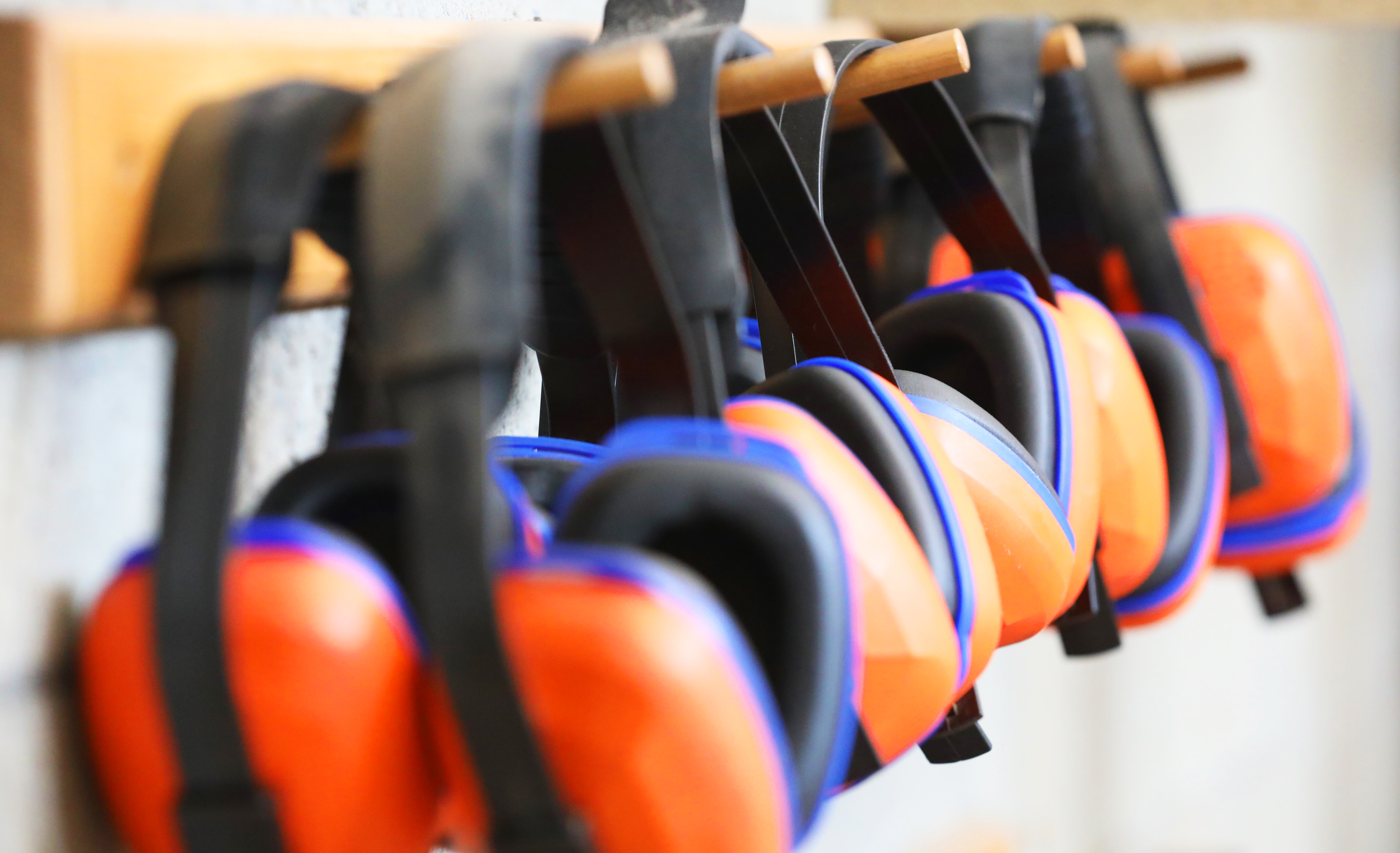 Additional safety requirements for electronic hearing protectors - CEN ...